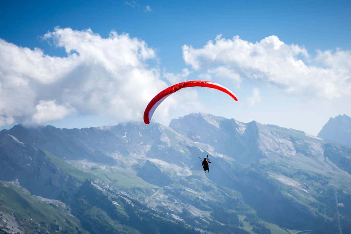 Découvrez la joie de voler lors d'un baptême de parapente